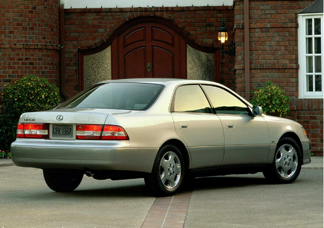2001 Lexus ES 300 Specs, Price, MPG & Reviews | Cars.com