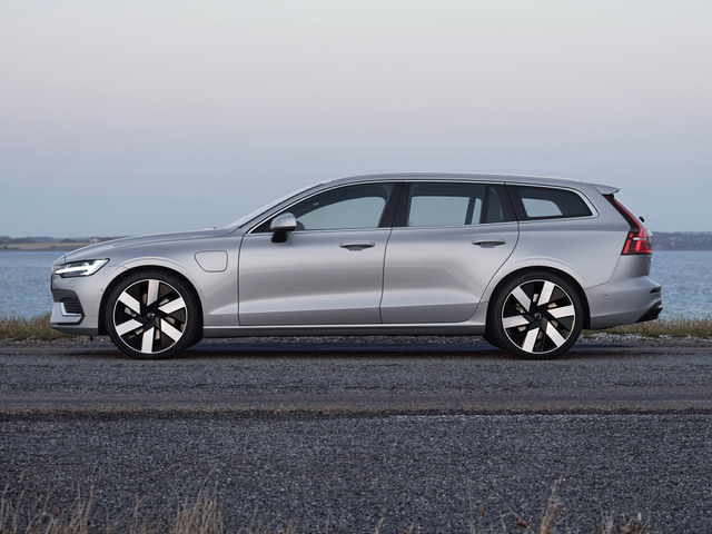 2024 Volvo V60 Recharge Plug-In Hybrid Specs, Price, MPG & Reviews ...